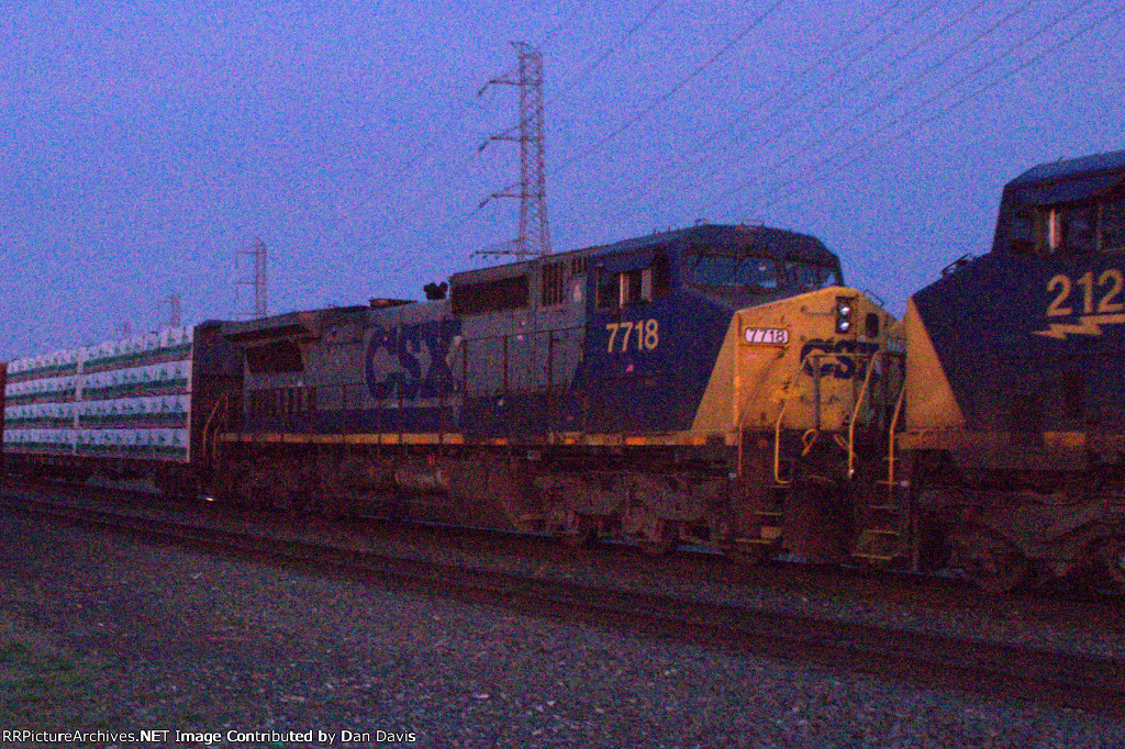 CSX C40-8W 7718 trails on Q409-18